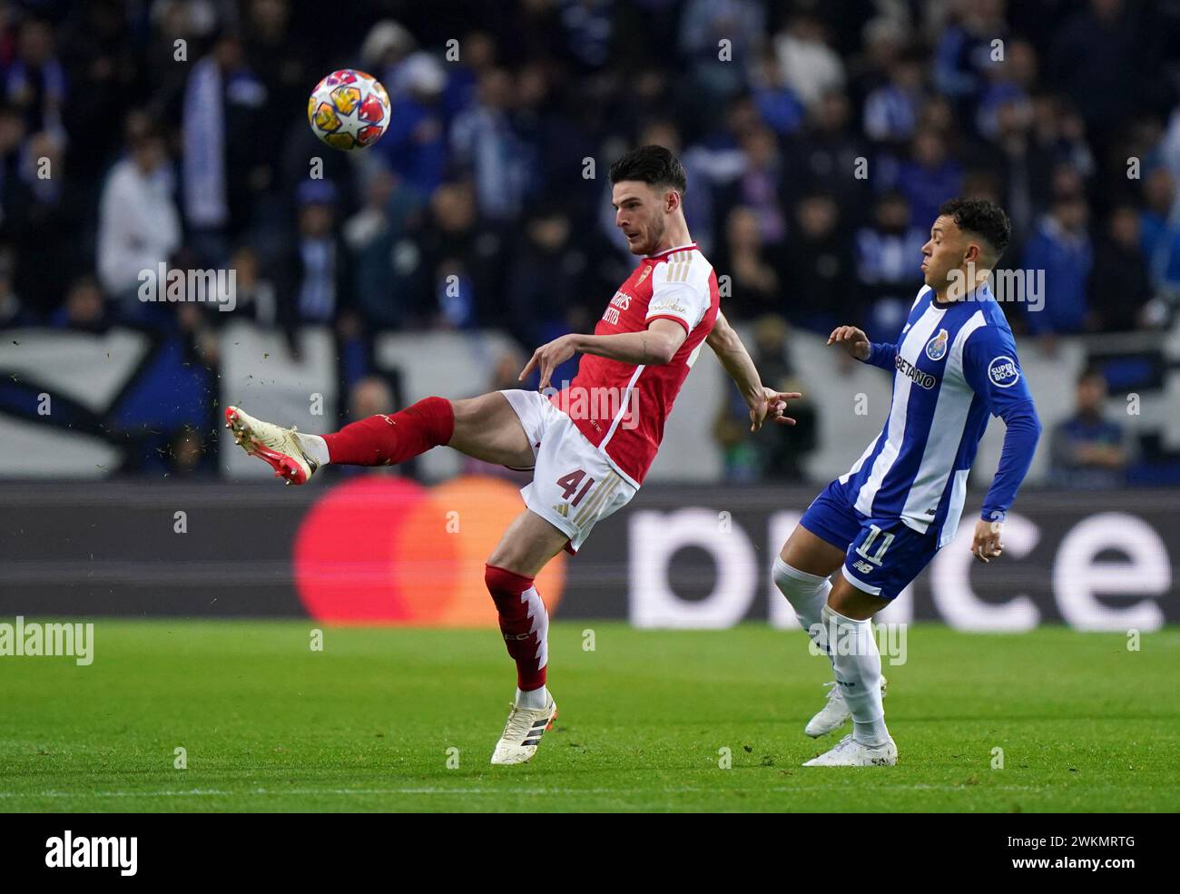 Arsenal's Declan Rice (left) and Porto's Eduardo Pepe in action during ...