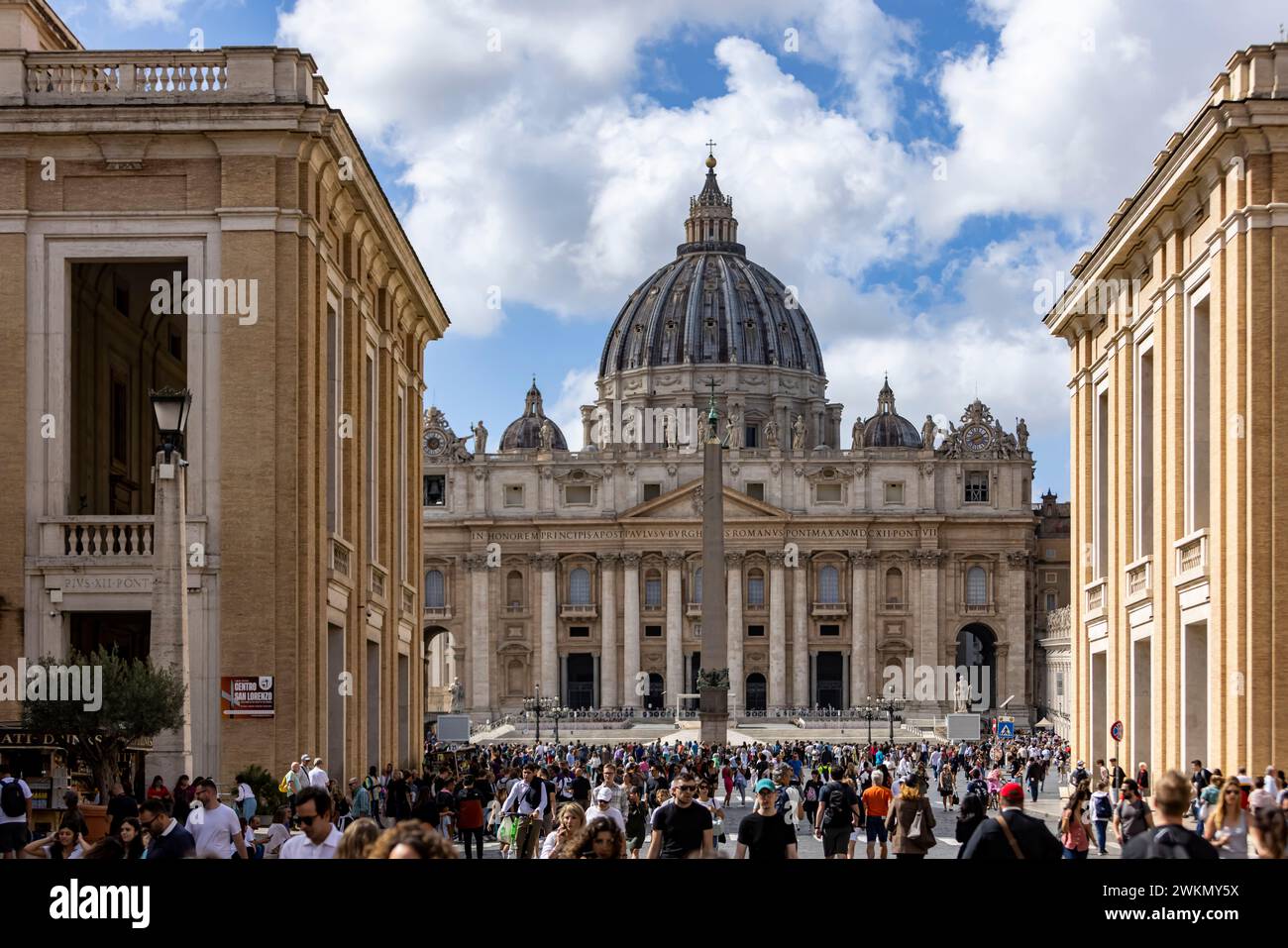 Saint peteros basilica hi-res stock photography and images - Alamy