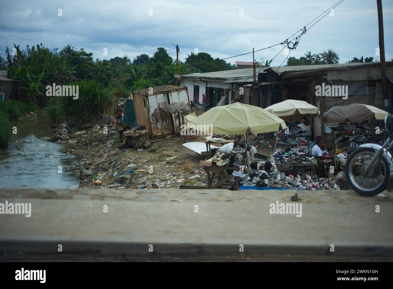 African slum hi-res stock photography and images - Alamy
