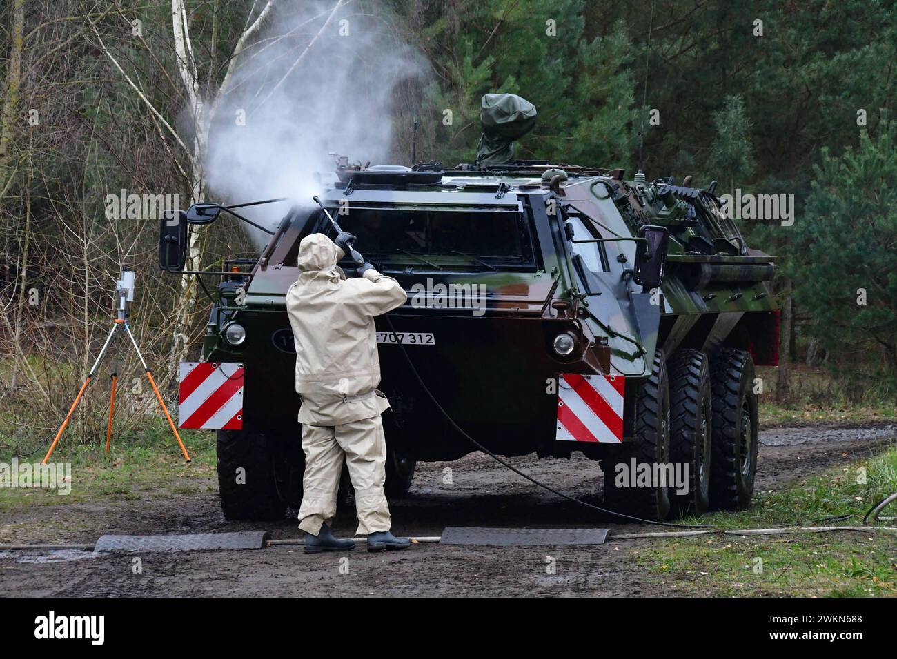 Entgiftung eines Transportpanzer Fuchs der Bundeswehr Ein ...