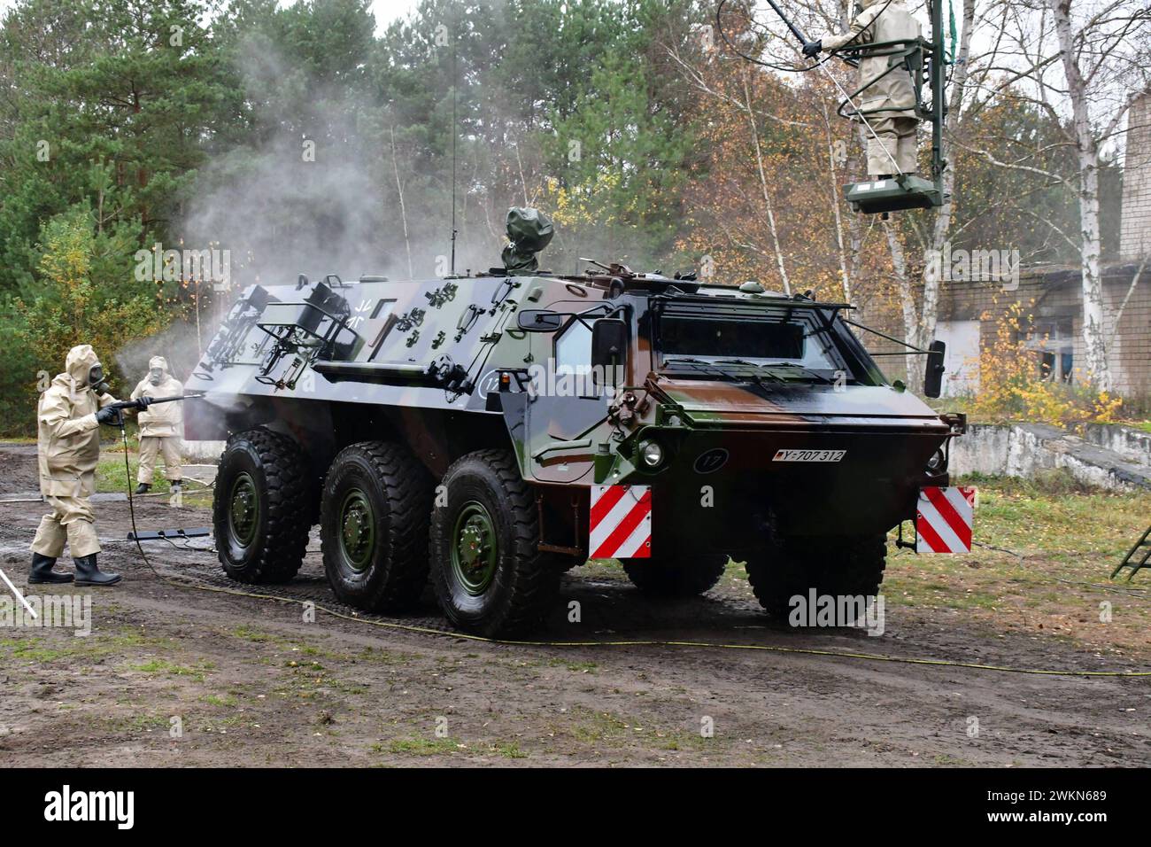Entgiftung eines Transportpanzer Fuchs der Bundeswehr Ein ...