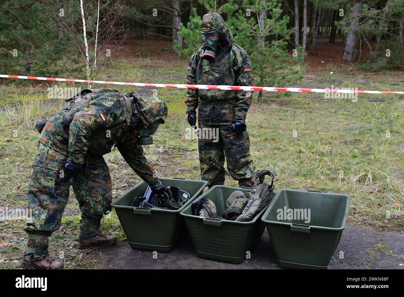 Soldaten der ABC Abwehrtruppe mit Schutzanzügen Die Soldaten der ABC ...