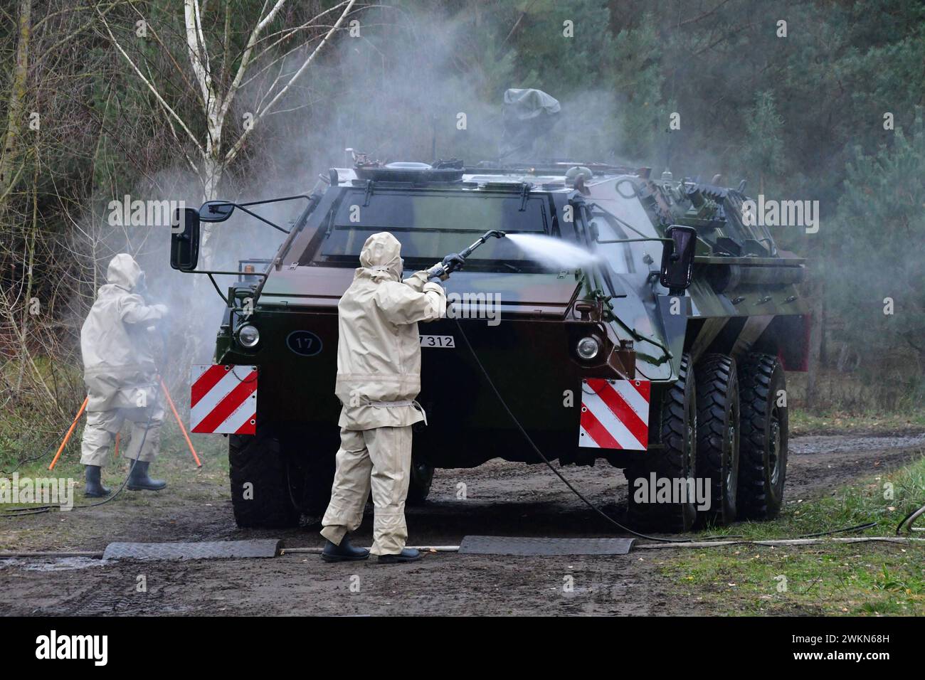 Entgiftung eines Transportpanzer Fuchs der Bundeswehr Ein ...