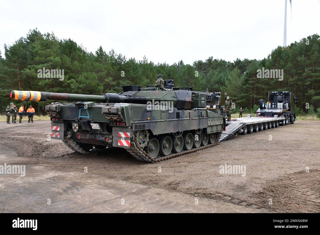 Kampfpanzer Leopard 2 wird auf einen Schwerlasttransporter verladen Ein ...