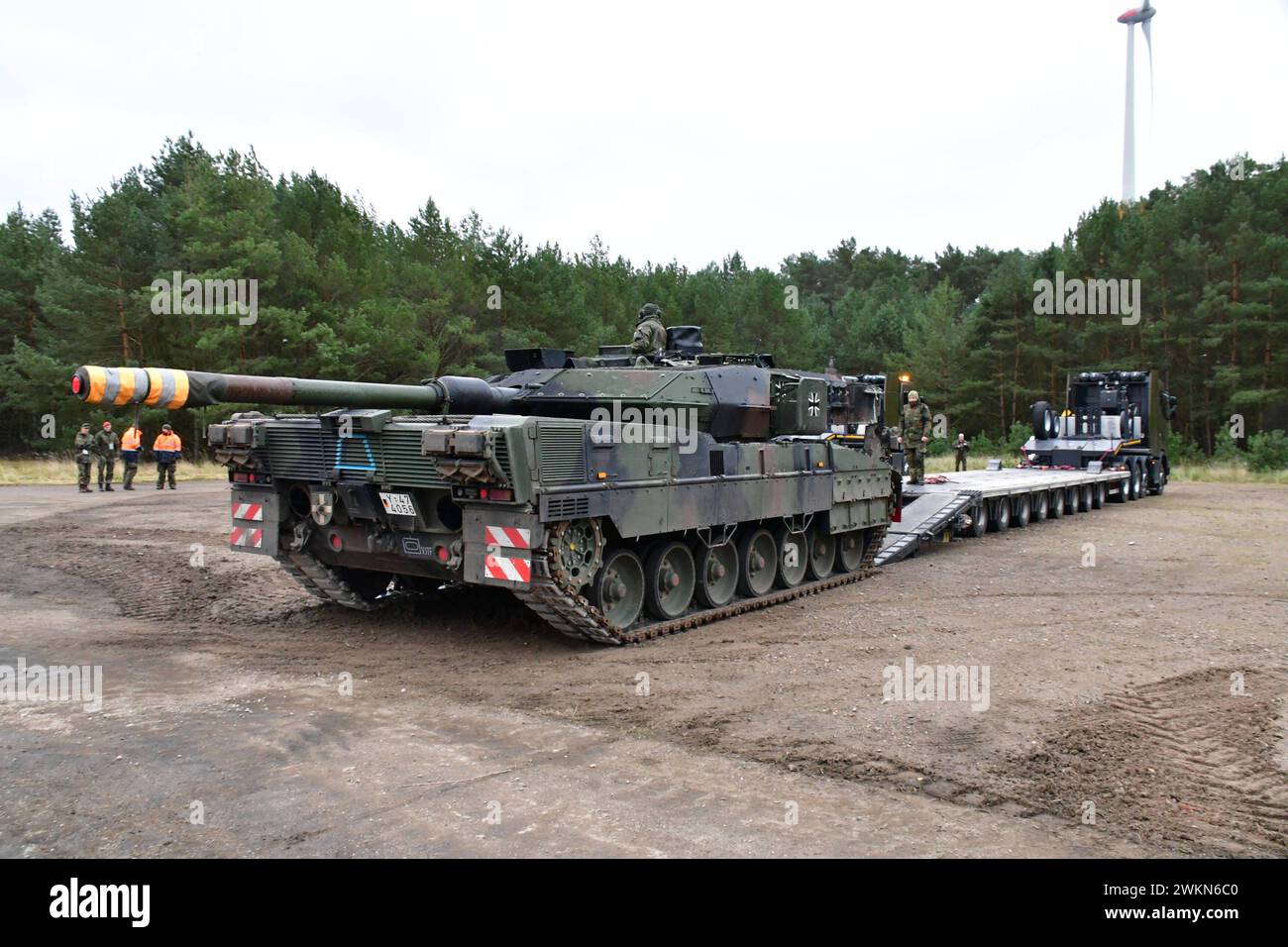 Kampfpanzer Leopard 2 wird auf einen Schwerlasttransporter verladen Ein ...