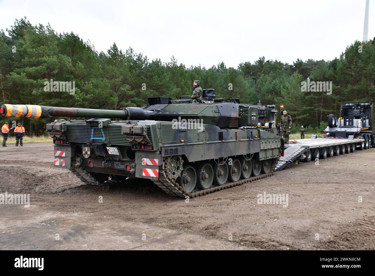 Leopard 2 panzer hi-res stock photography and images - Alamy