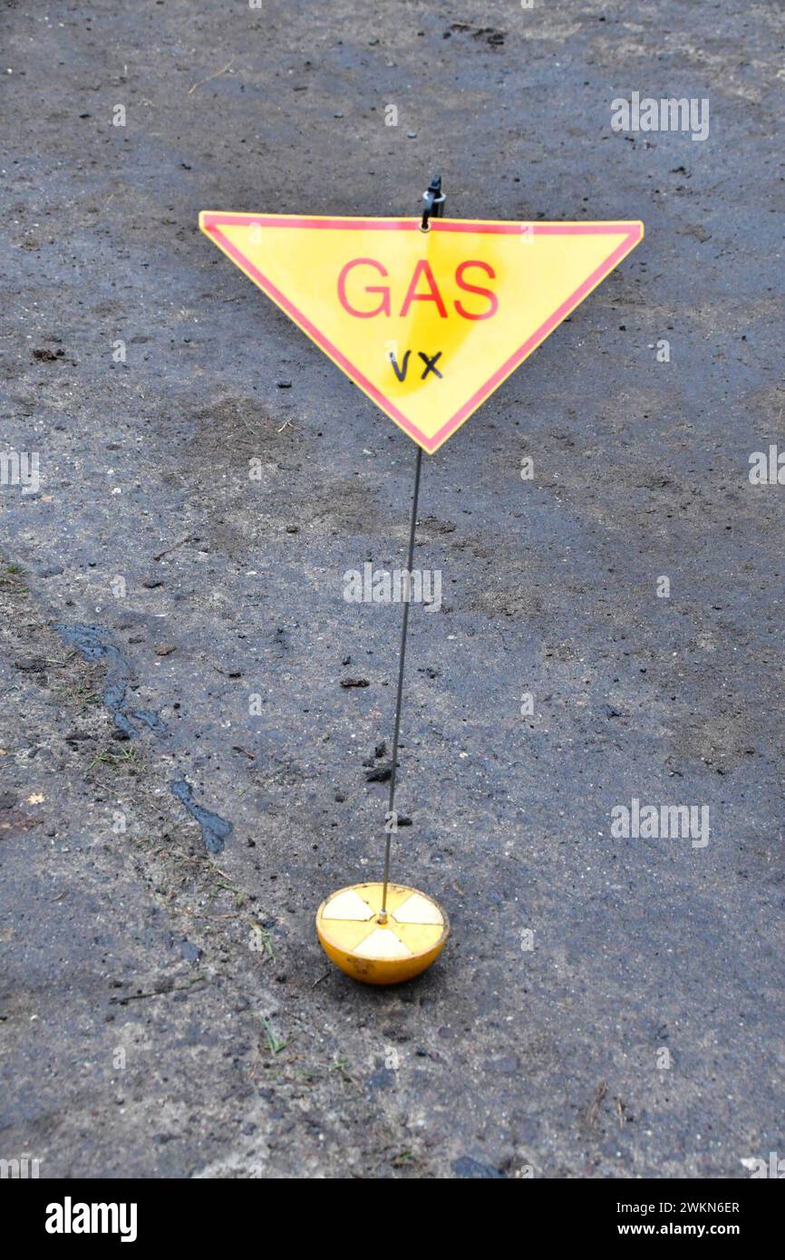 Warnung vor Vergiftung mit VX Gas Bei festgestellter Kontamination werden die Geländeabschnitte ...