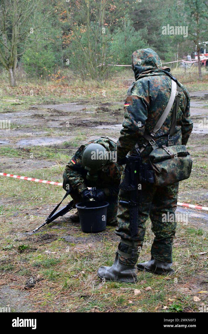 Soldaten der ABC Abwehrtruppe mit Schutzanzügen Die Soldaten der ABC ...