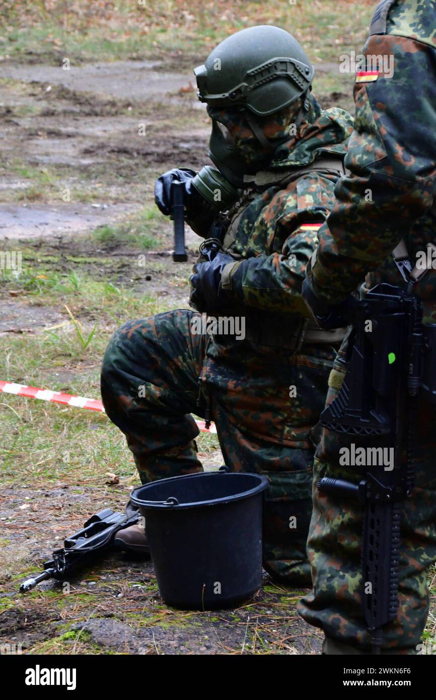 Soldaten der ABC Abwehrtruppe mit Schutzanzügen Die Soldaten der ABC ...