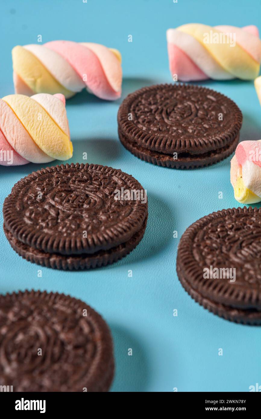 2 Mei 2023, Oreo, marshmallow, permen dengan latar belakang biru ...