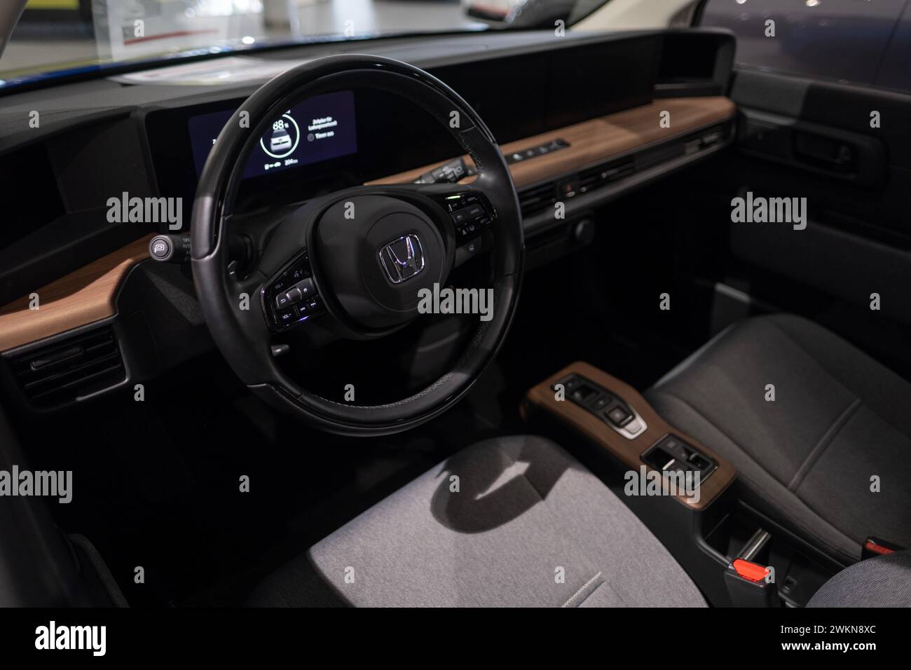 close up steering wheel, Interior, cockpit Honda e Electric Car ...