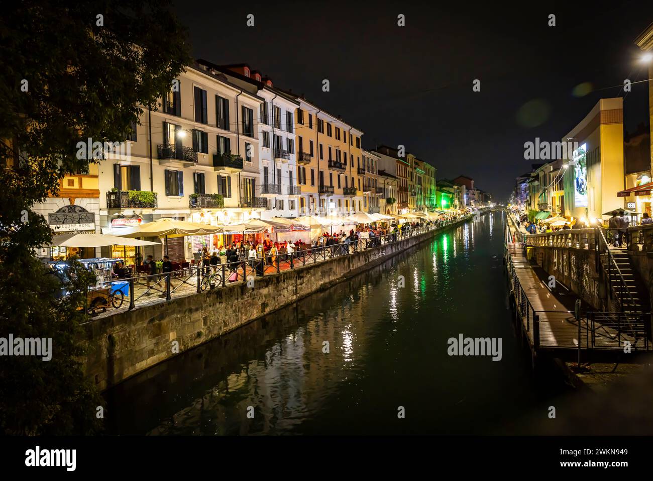 Nightlife on the Grand Canal in the Navigli neighborhood of Milan Stock ...