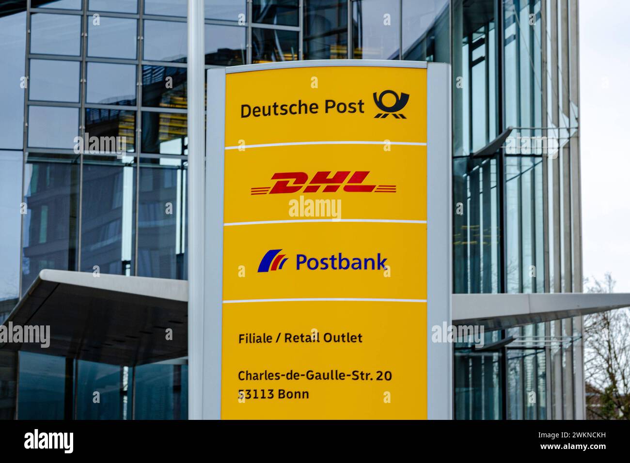 Die Deutsche Post DHL Group mit Sitz im Post Tower als Konzernzentrale ...
