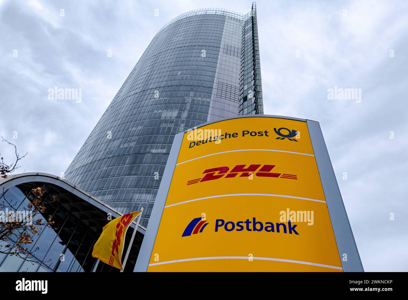 Die Deutsche Post DHL Group mit Sitz im Post Tower als Konzernzentrale ...