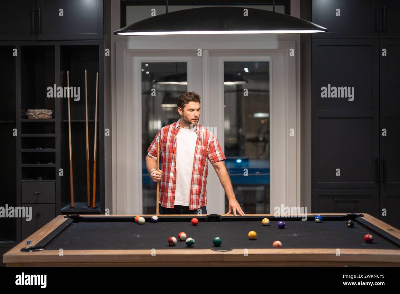 Men playing pool in bar hi-res stock photography and images - Alamy