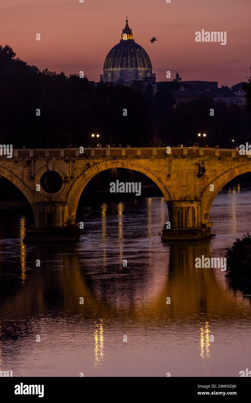 Saint peteros basilica hi-res stock photography and images - Alamy
