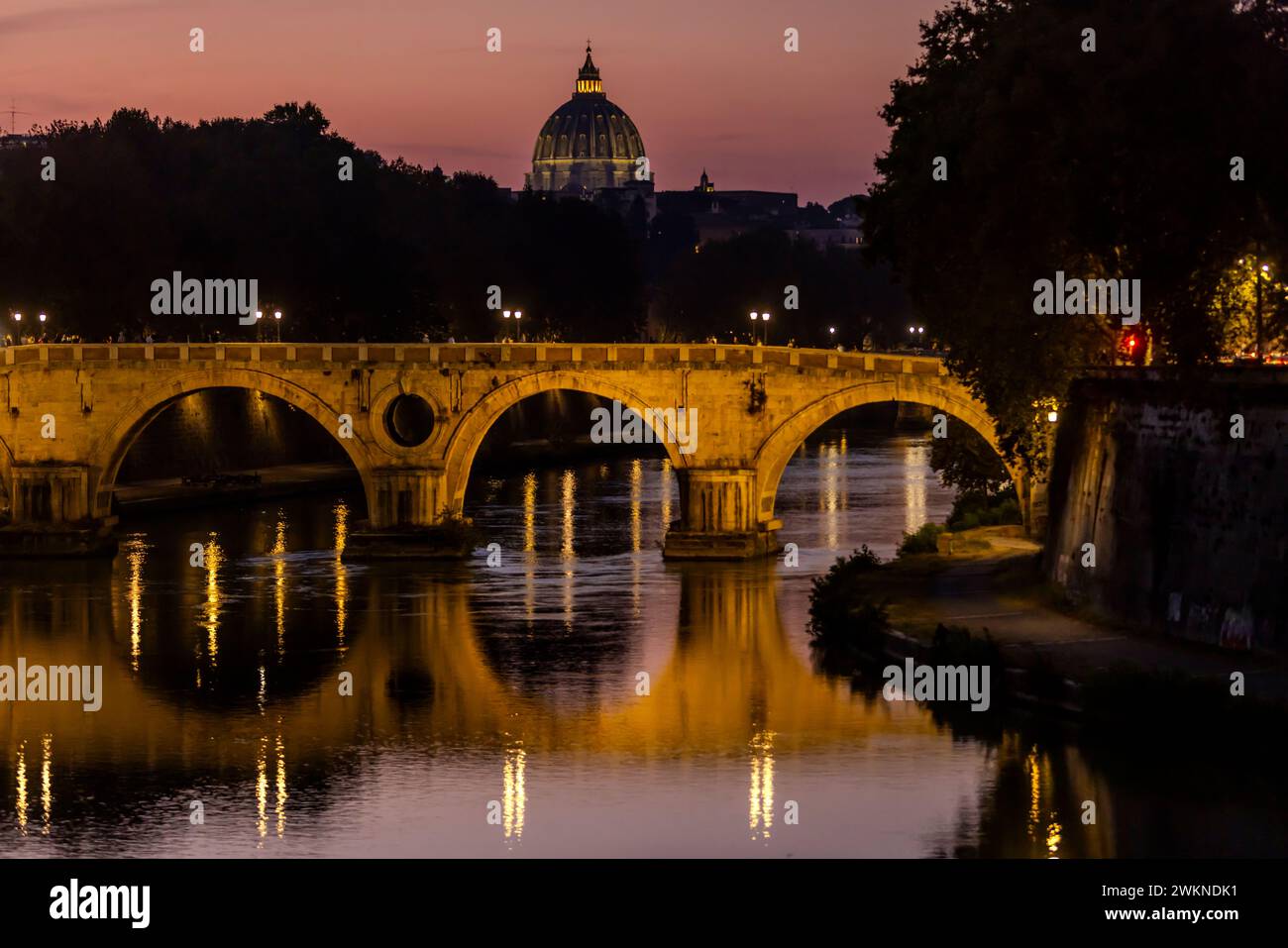Saint peteros basilica hi-res stock photography and images - Alamy