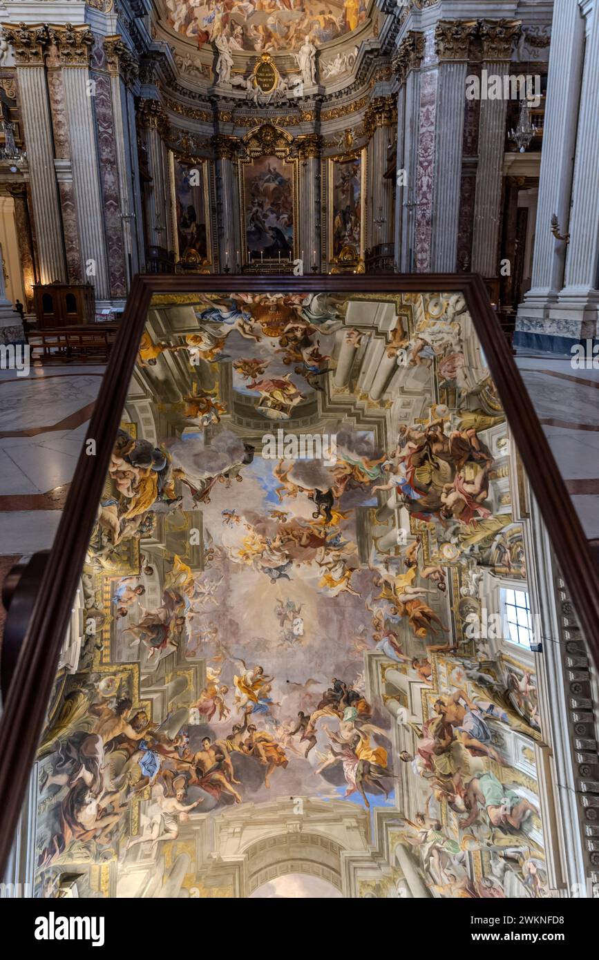 Magnifying the details hi-res stock photography and images - Alamy