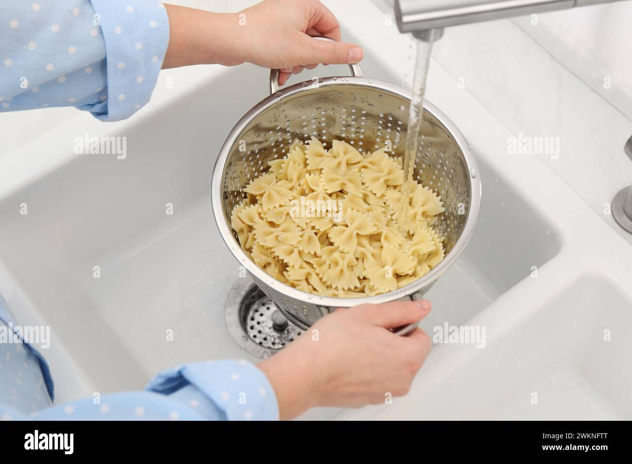 Rinsing pasta hi-res stock photography and images - Alamy