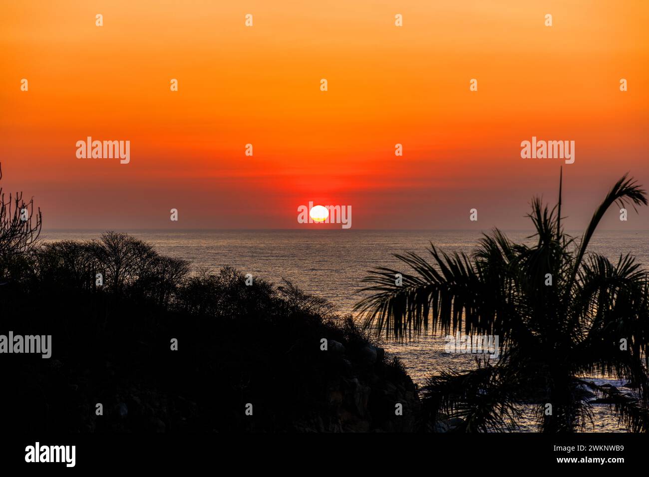 Sunset over the Pacific, La Crucecita, Baja de Huatulco, South Pacific ...