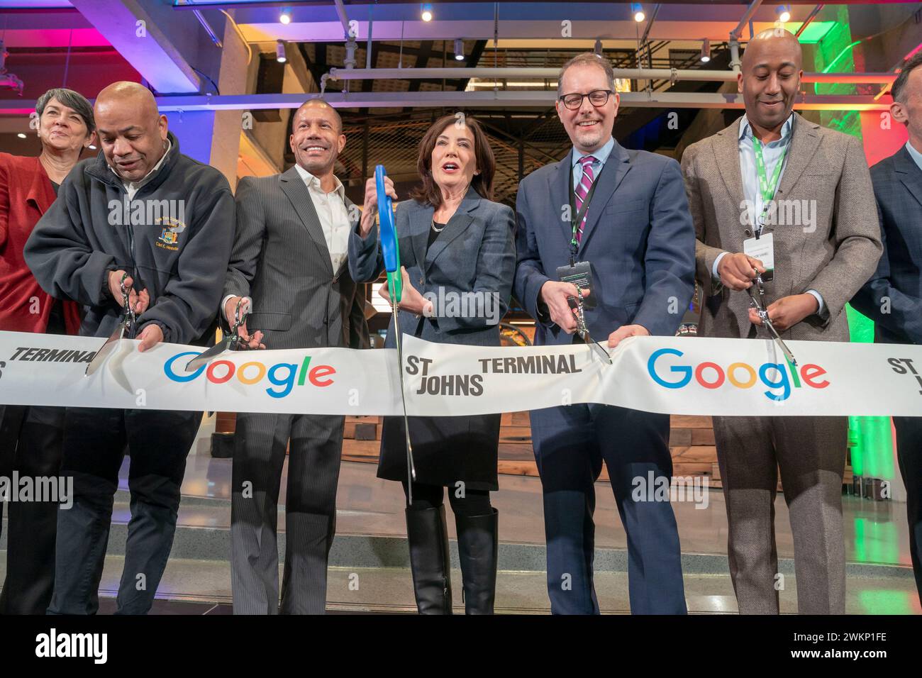 Ribbon cutting ceremony building hi-res stock photography and images ...