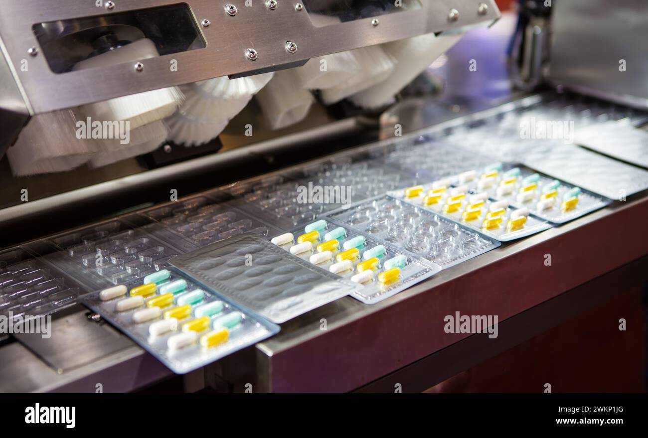 Packing tablets capsules in hi-res stock photography and images - Alamy