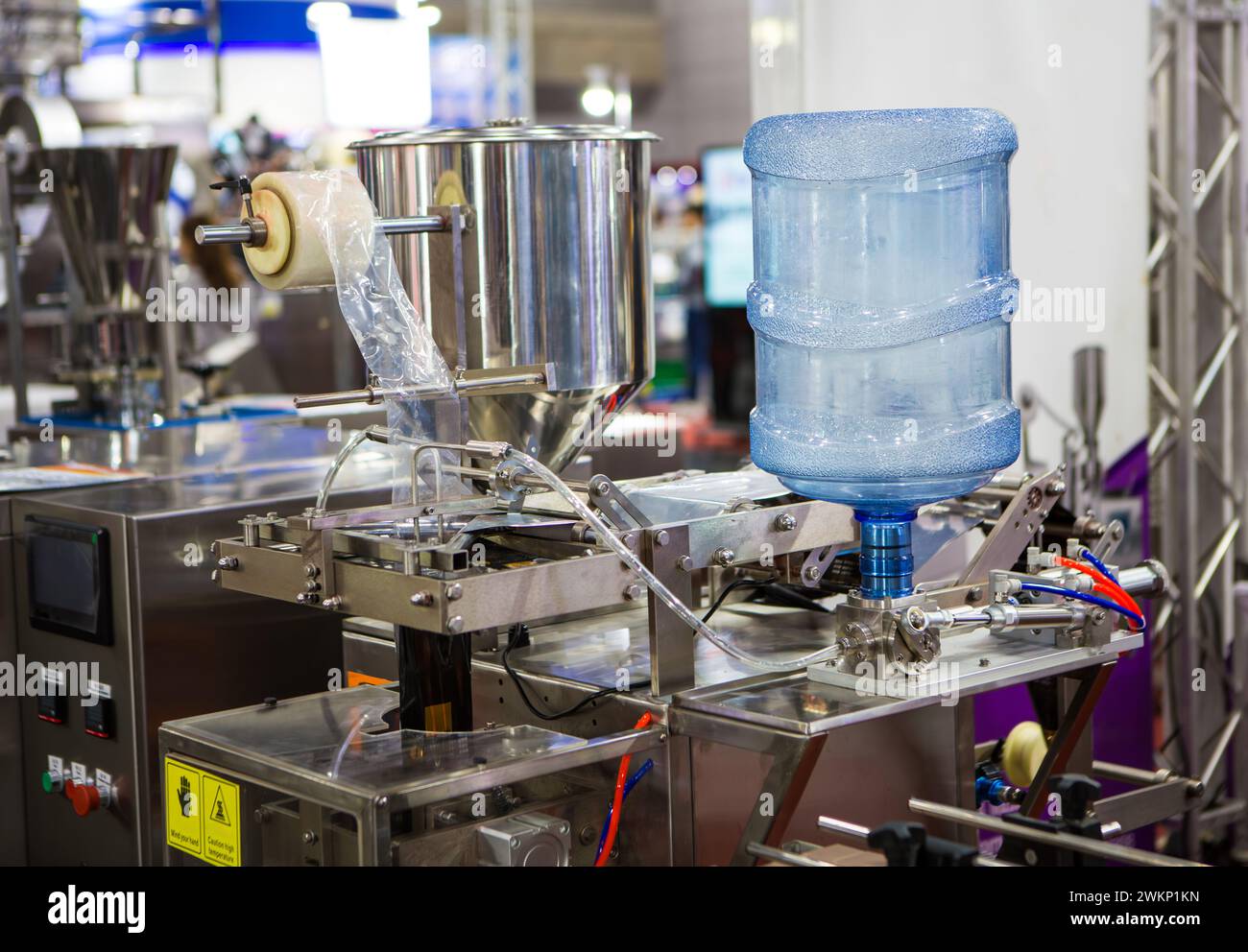 Fill shrink hi-res stock photography and images - Alamy