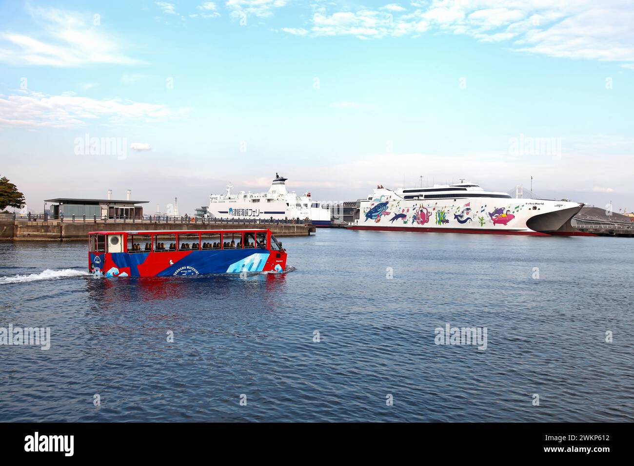 The Yokohama Sky duck amphibious vehicle sightseeing and tour bus in Yokohama Bay, Japan Stock ...