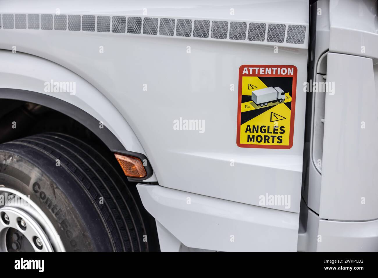 Angles morts hi-res stock photography and images - Alamy