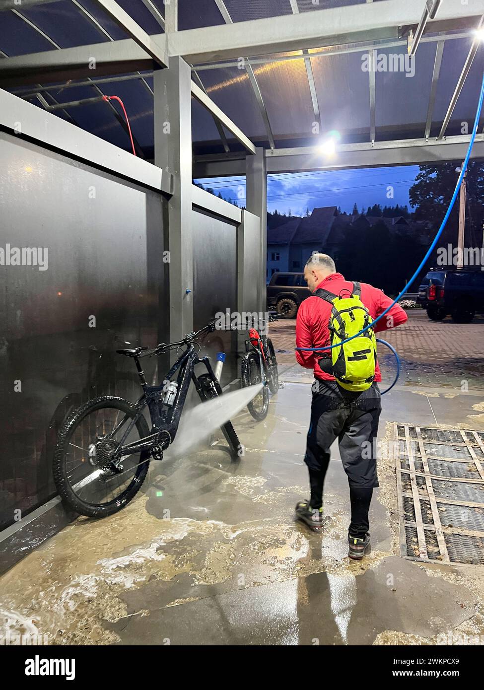 Cleaning washing bicycle gear bike hi-res stock photography and images ...