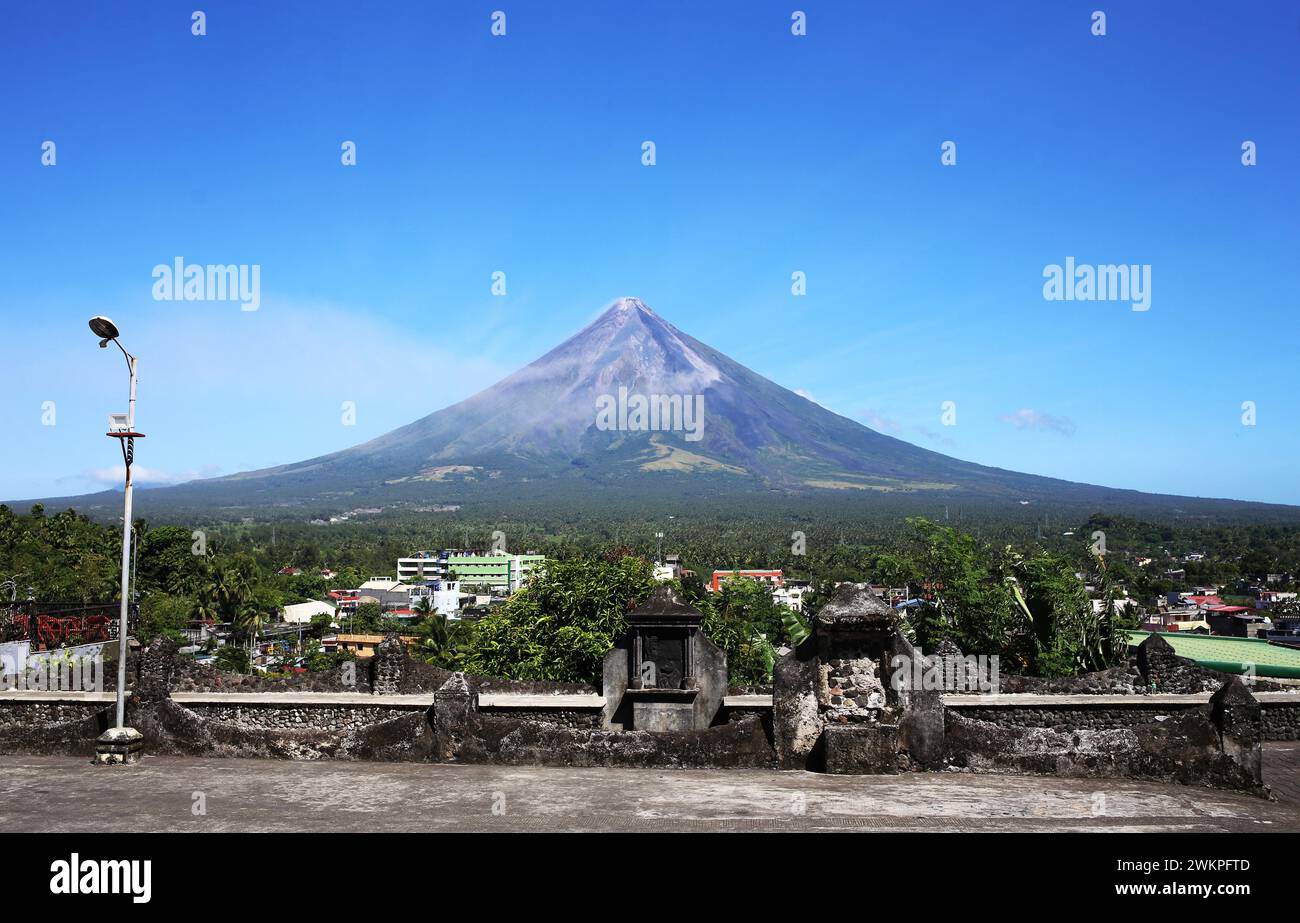Mayon volcano hi-res stock photography and images - Alamy