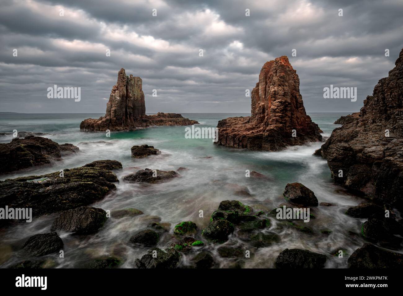Famous Cathedral Rock at the rugged coastline of Kiama, south of Sydney ...
