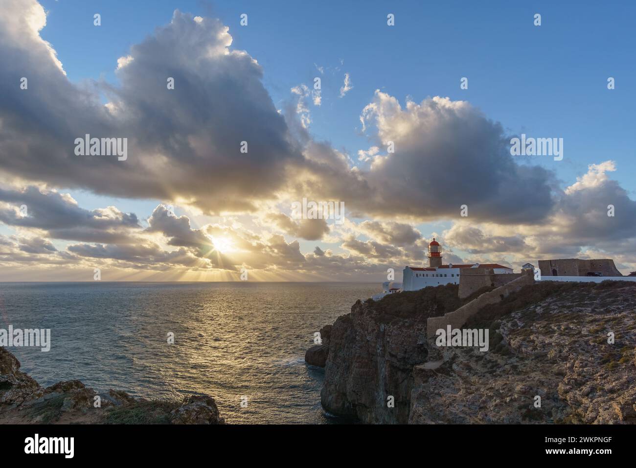 Sunset at lighthouse of Cabo de Sao Vicente with sunlight shining ...