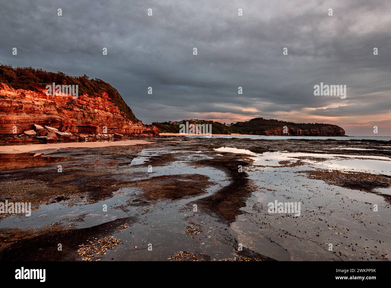 First light on the cliff of Northern Beaches Sydney Narrabeen Stock ...