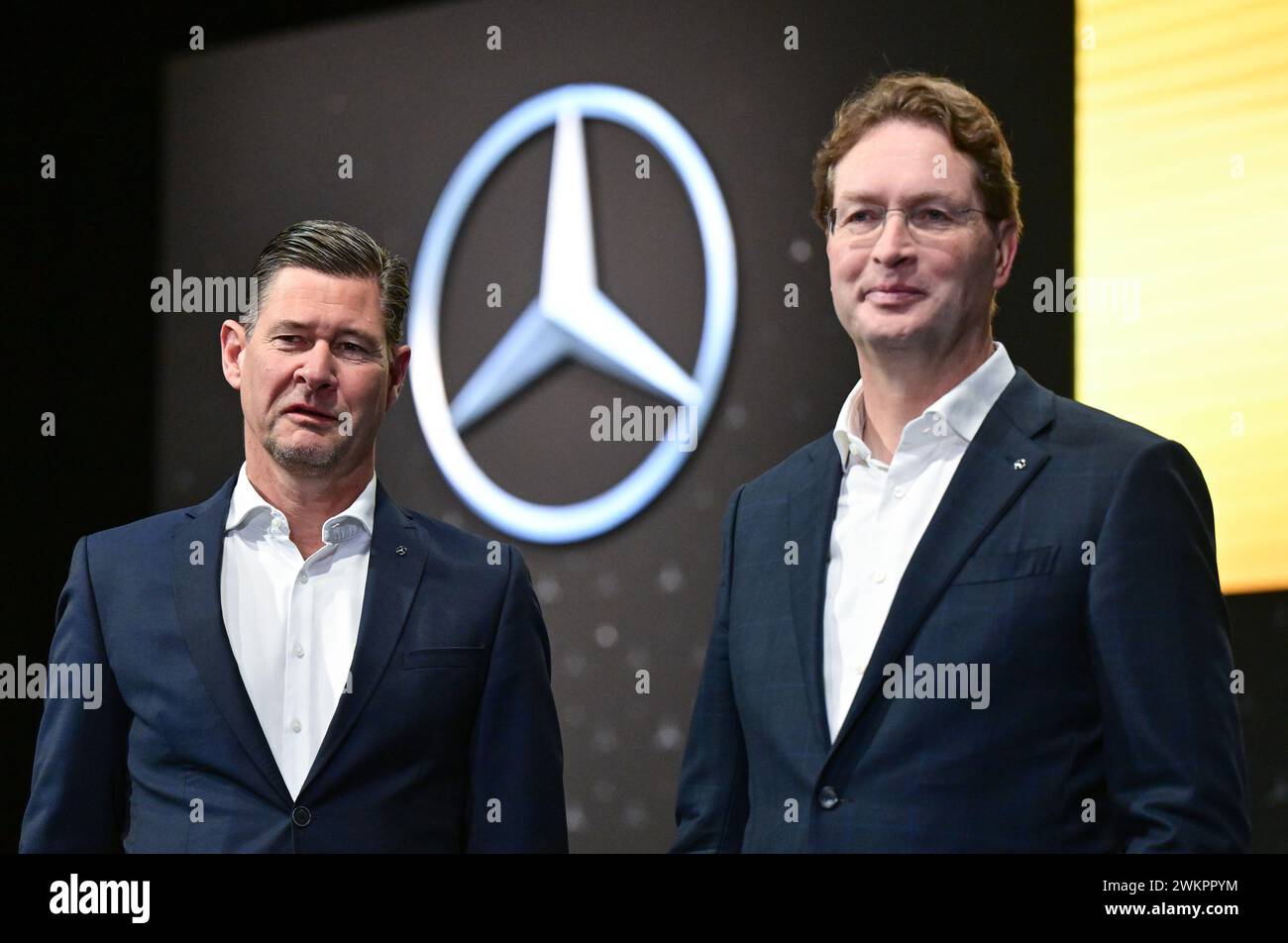 22 February 2024, Baden-Württemberg, Stuttgart: Harald Wilhelm (l), CFO of Mercedes-Benz Group ...