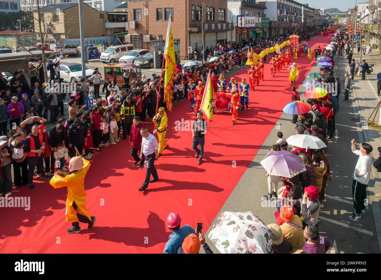 Folk actors perform on the street to welcome Lantern Festival in Ningbo ...