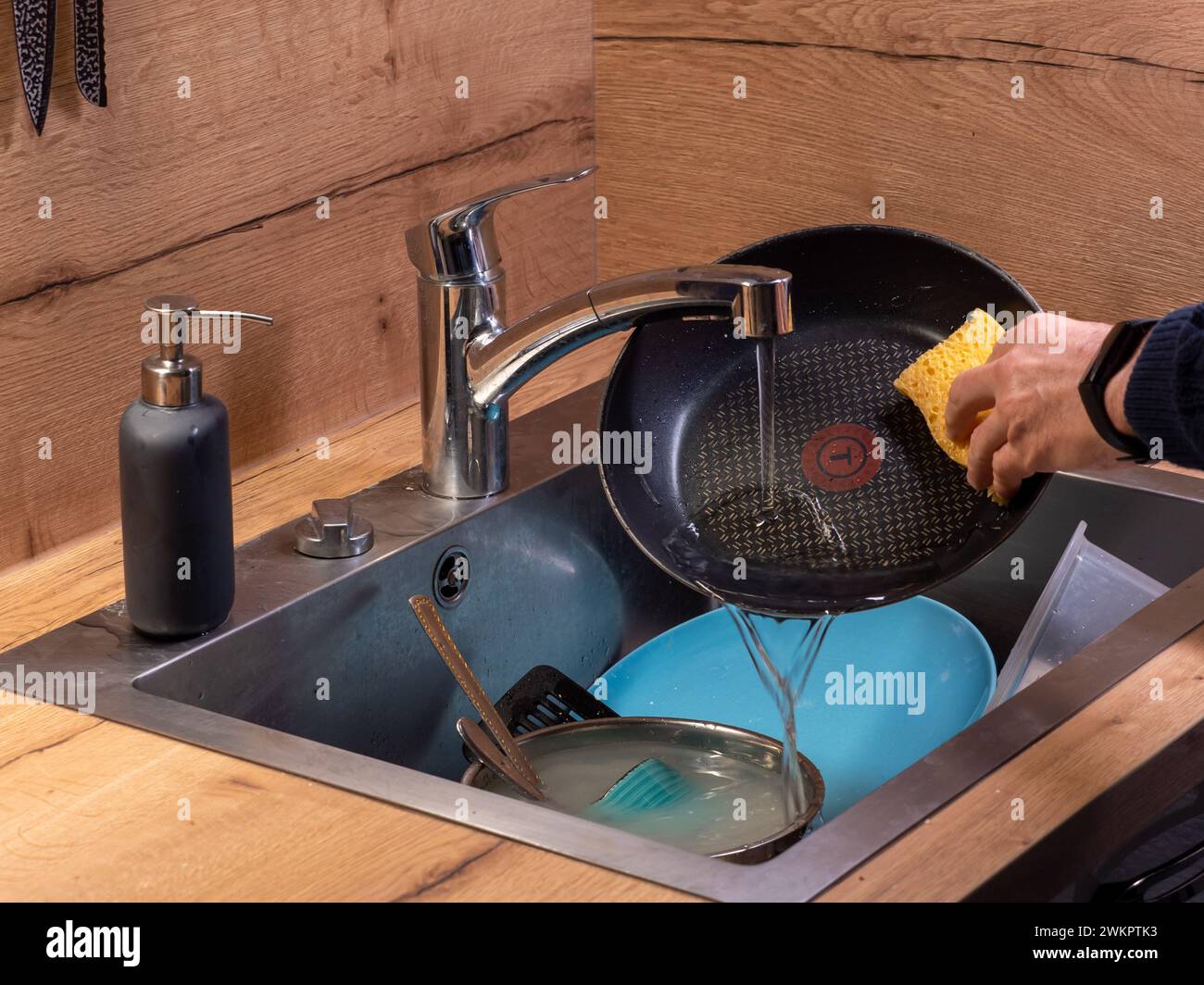 Washing dishes by hand hi-res stock photography and images - Alamy