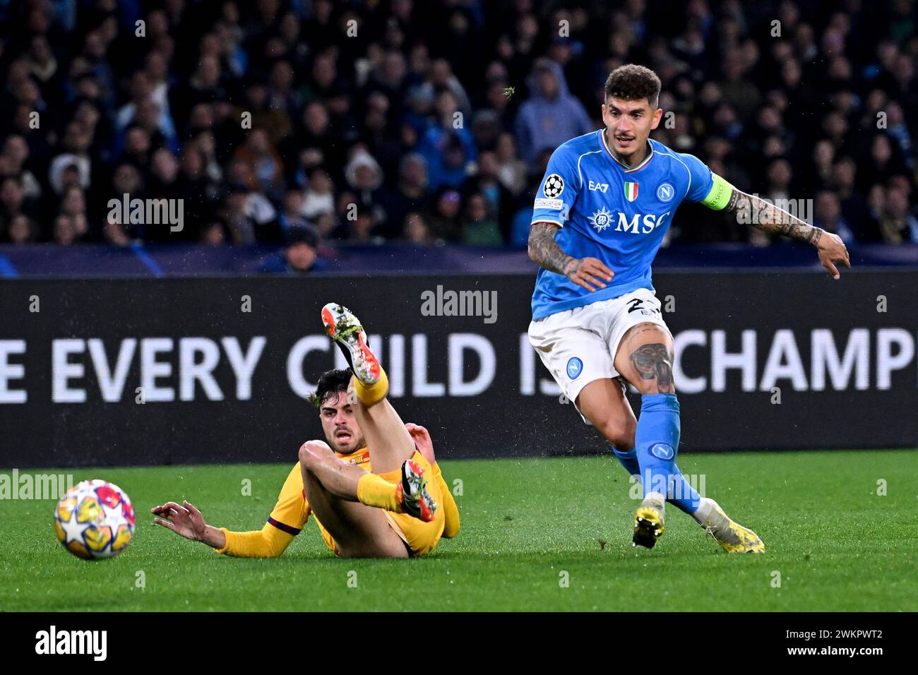 Pedro Gonzalez Lopez Pedri of FC Barcelona and Giovanni Di Lorenzo of ...
