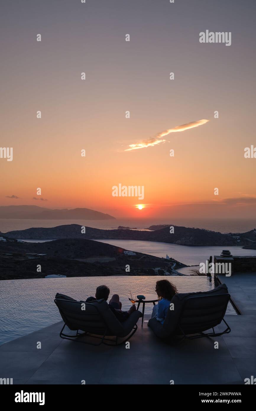 Couples sitting at bar hi-res stock photography and images - Alamy