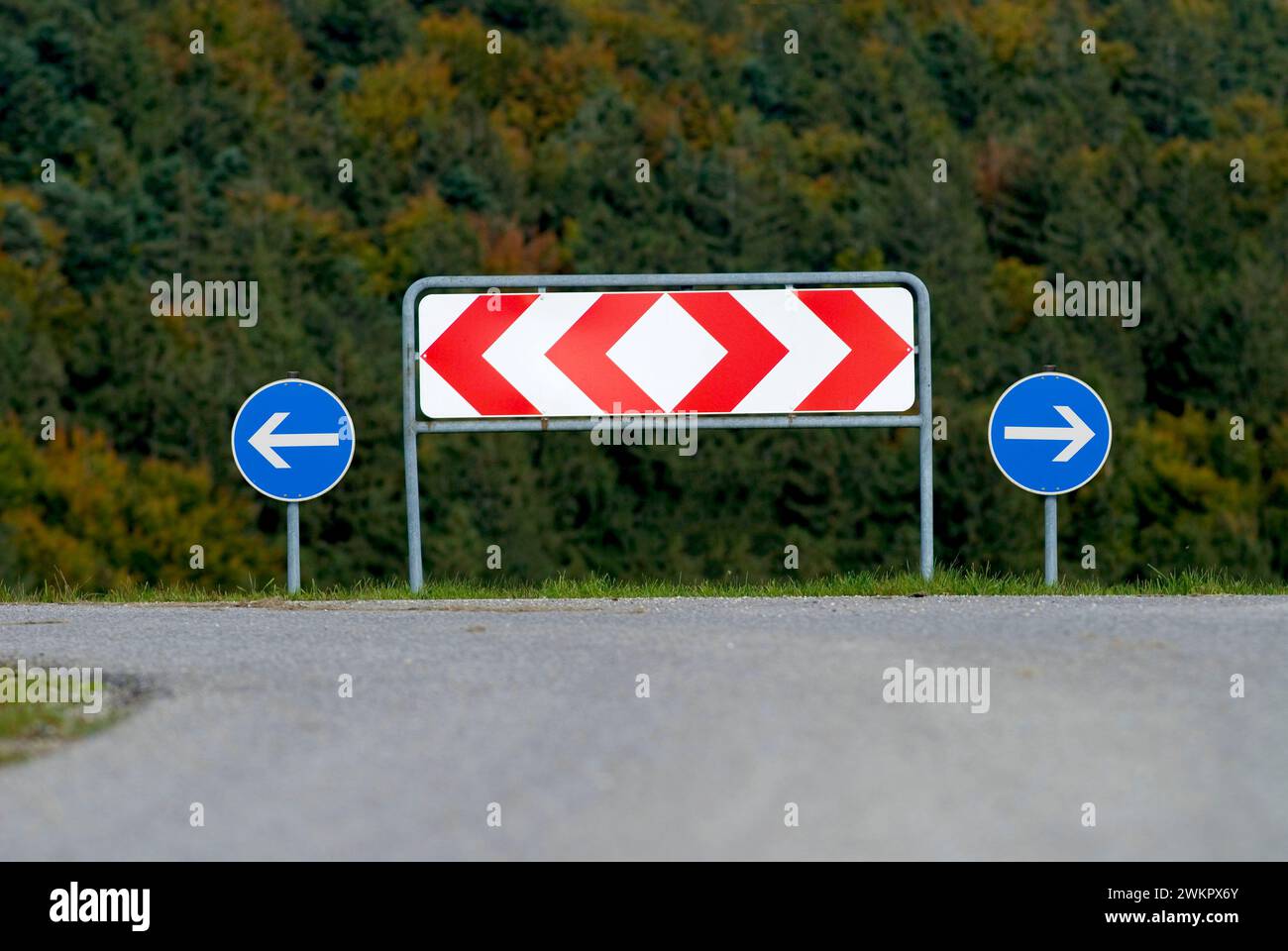 Fork road sign hi-res stock photography and images - Alamy