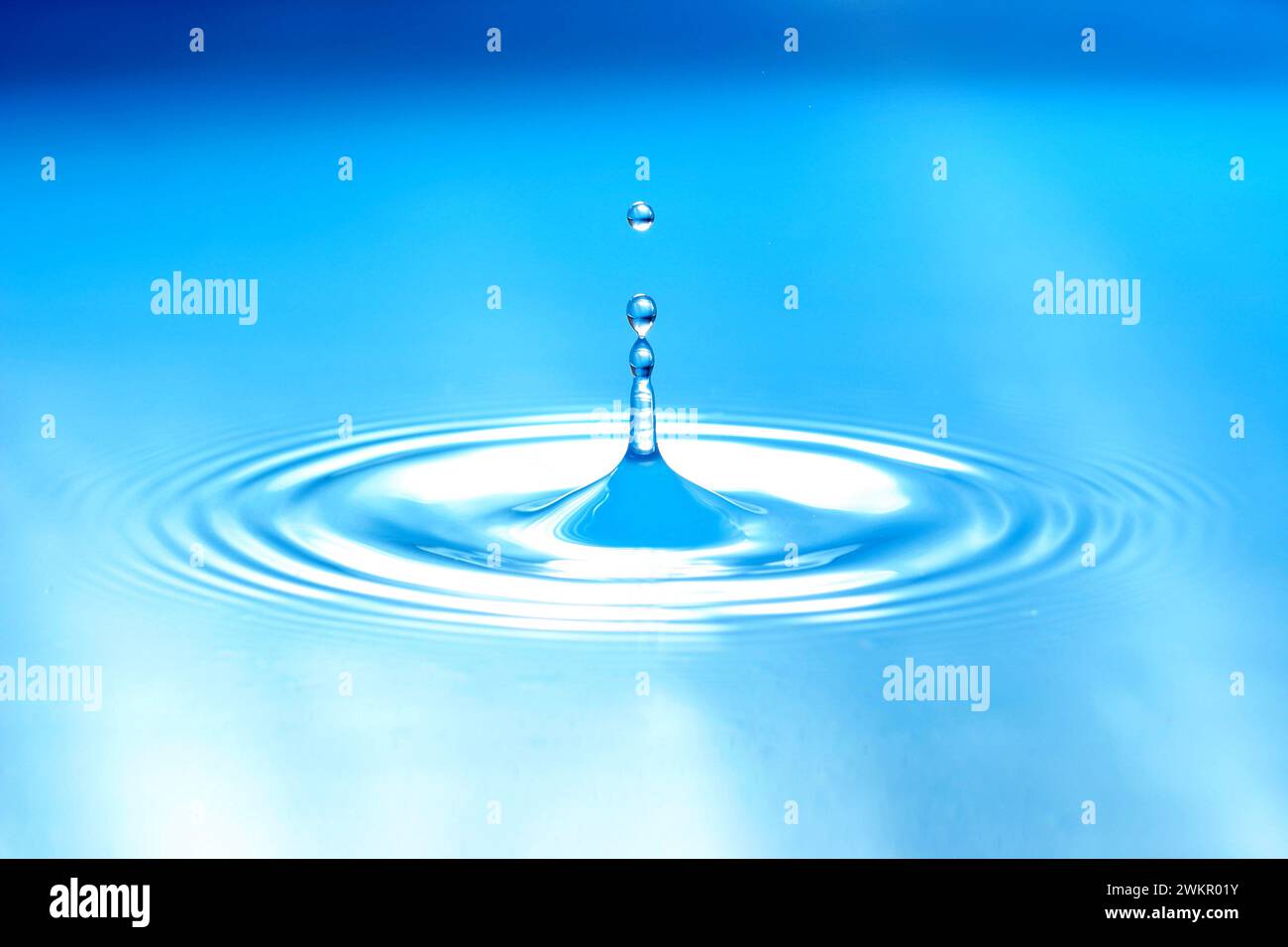 Circles from drops hi-res stock photography and images - Alamy