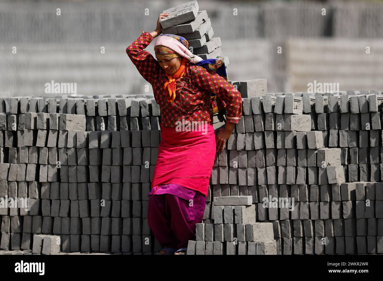 Women carrying bricks hi-res stock photography and images - Alamy