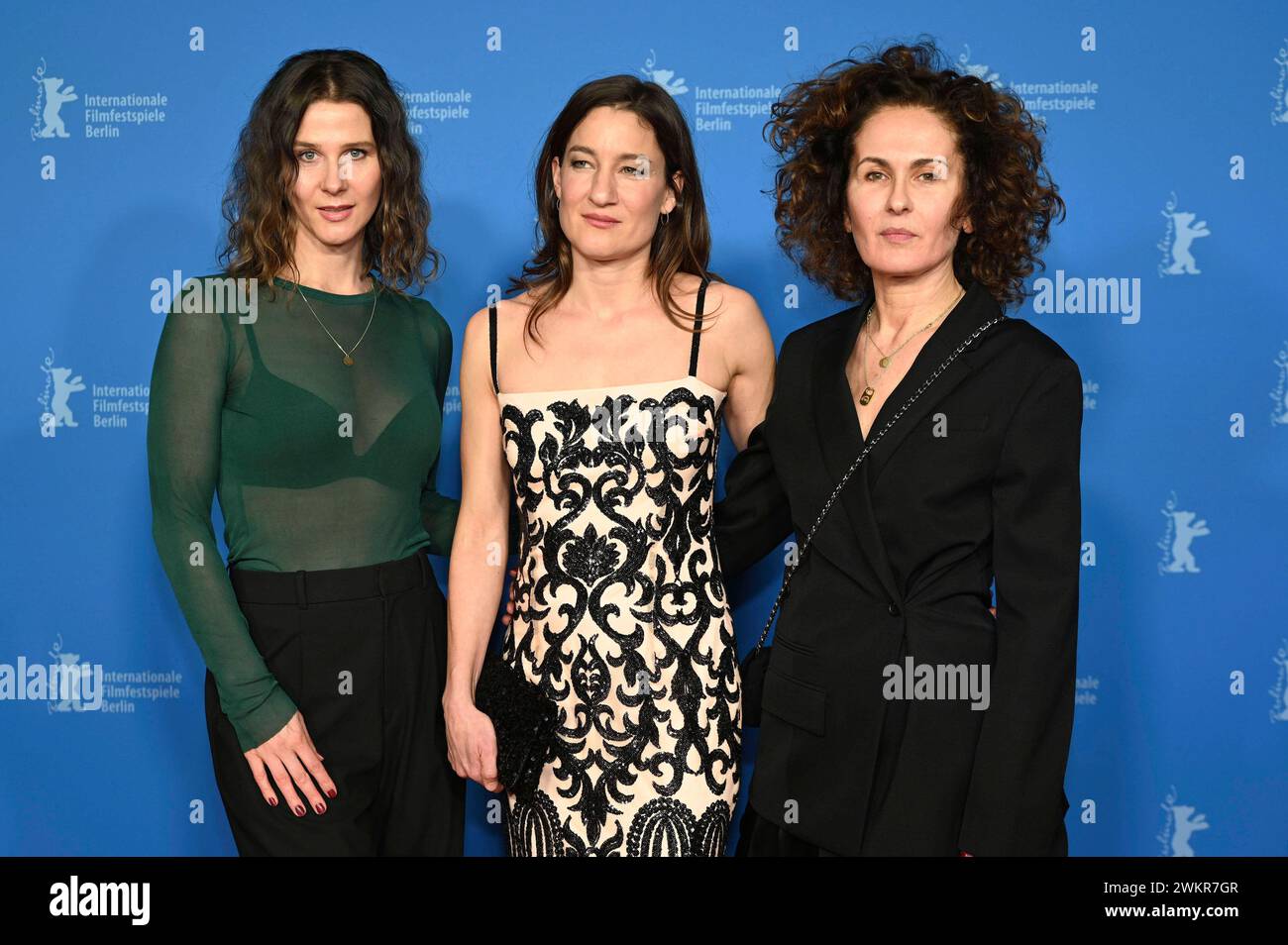 Katrin Röver, Marie Leuenberger und Marie-Lou Sellem bei der Premiere ...