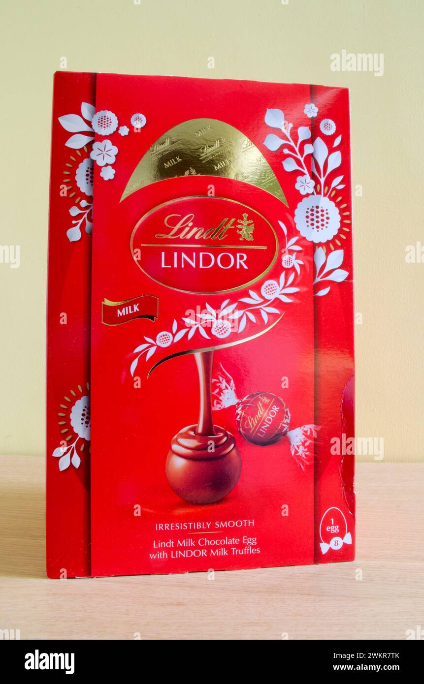 Lindt lindor logo hi-res stock photography and images - Alamy