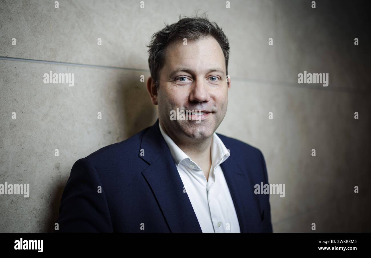 Lars Klingbeil, Parteivorsitzender der SPD, posiert fuer ein Foto in ...