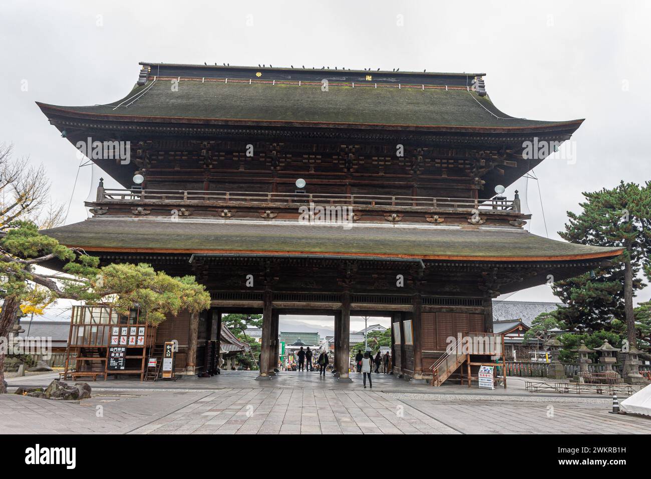 Nagano, Japan. The Sanmon or Sangedatsumon (gate of the three ...
