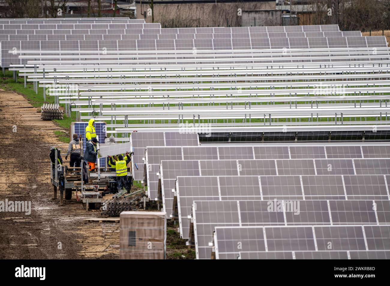 Bau eines Solarparks in Neukirchen-Vluyn, auf 4,2 Hektar werden über 10 ...