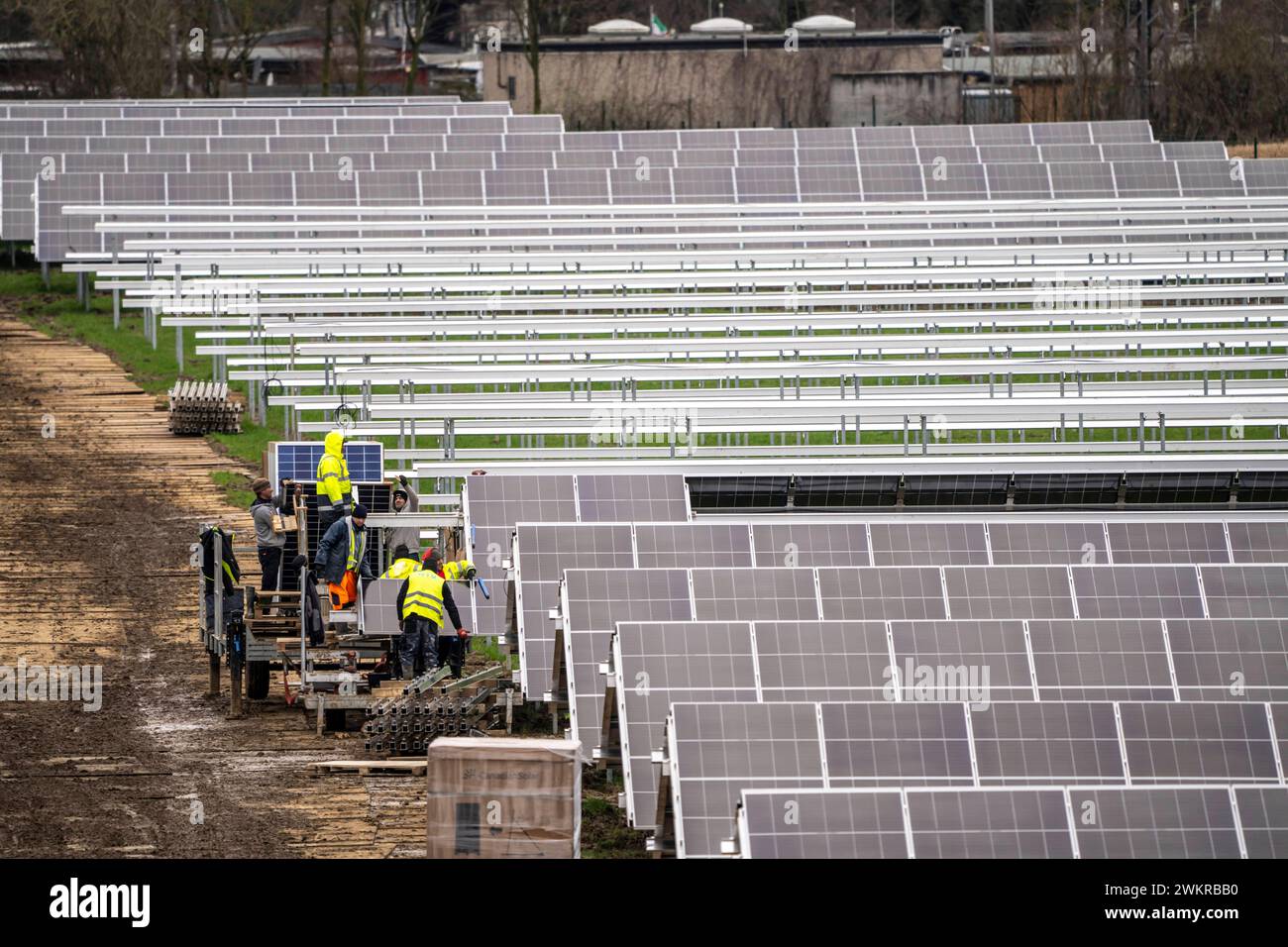 Bau eines Solarparks in Neukirchen-Vluyn, auf 4,2 Hektar werden über 10 ...