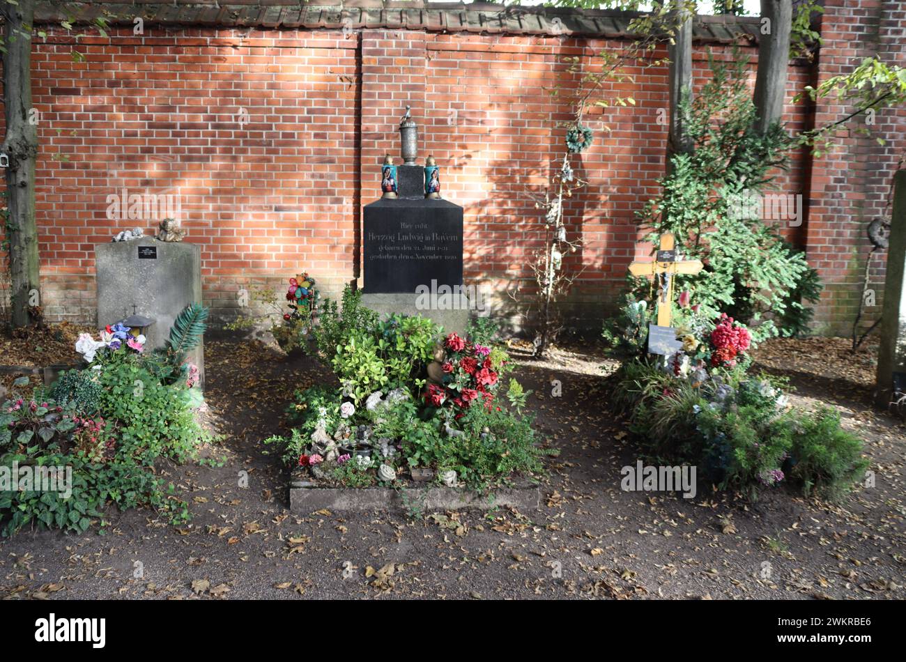 The grave of Countess Marie Larisch von Moennich at the Ostfriedhof in ...