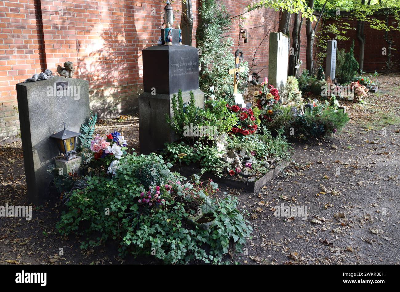 The grave of Countess Marie Larisch von Moennich at the Ostfriedhof in ...